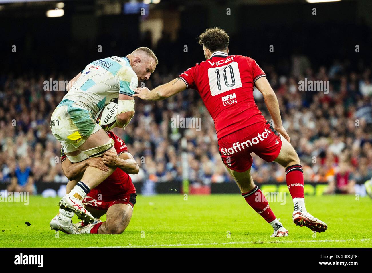 Sam Underhill of Bath Rugby under pressure from Leo Berdeu of Lyon ...