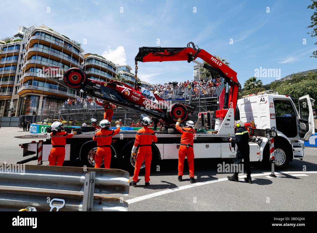 44 HAMILTON Lewis (gbr), Scuderia Ferrari SF-25, after the crash ...