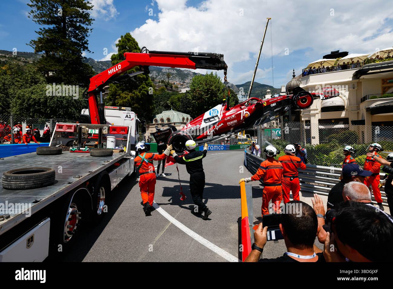 44 HAMILTON Lewis (gbr), Scuderia Ferrari SF-25, after the crash ...
