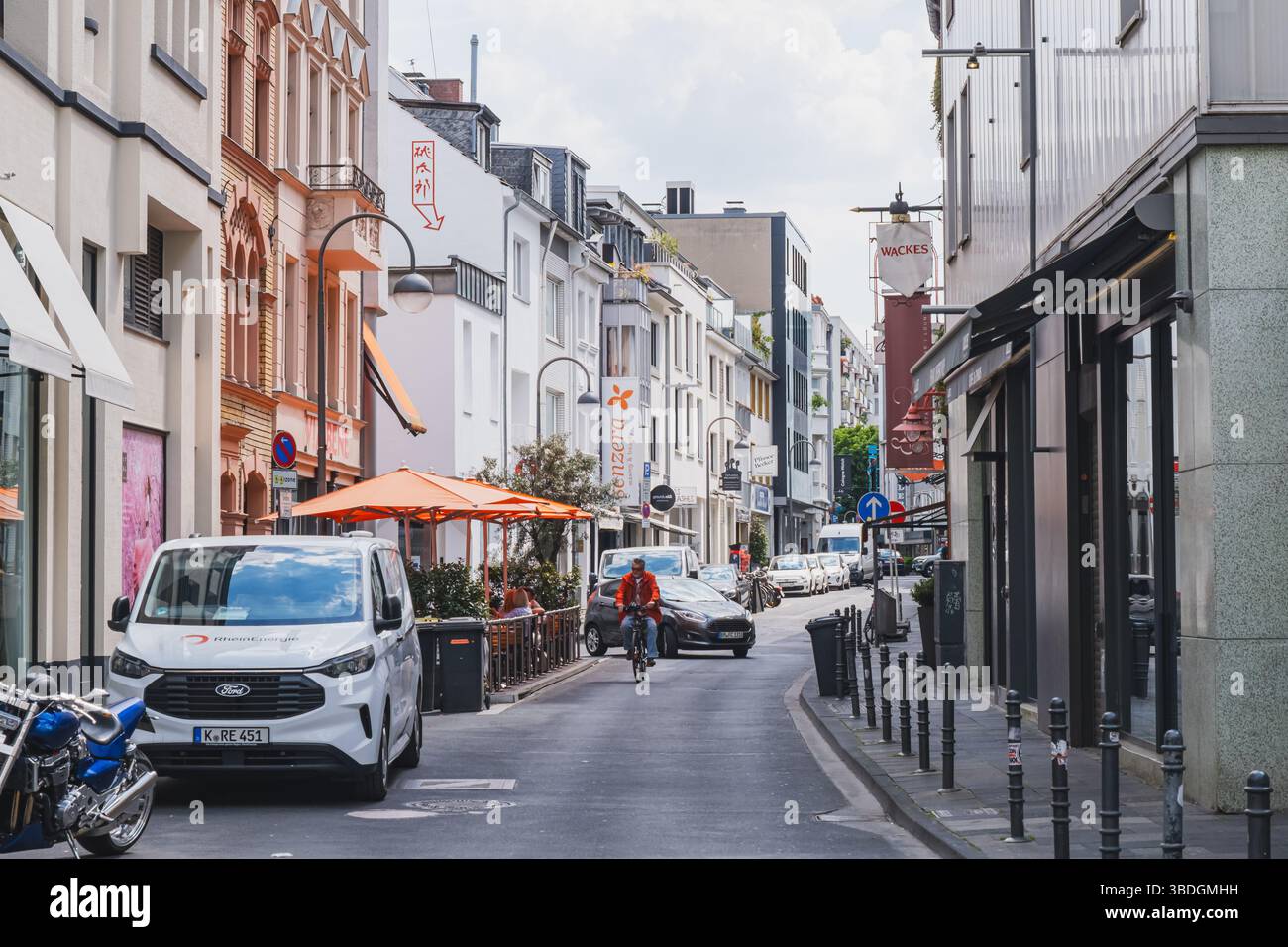Lively street activity hi-res stock photography and images - Alamy