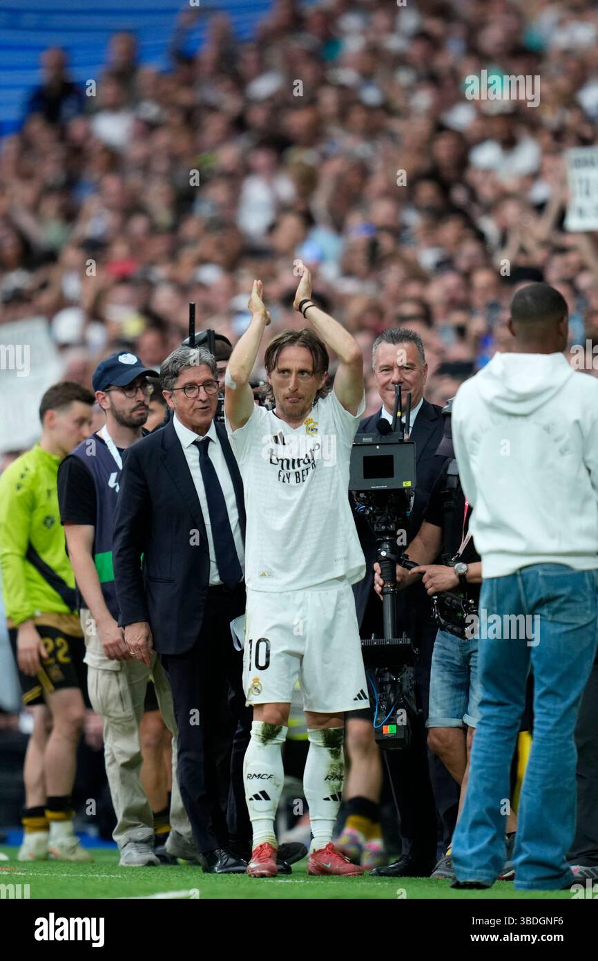 Real Madrid's Luka Modric waves to the crow during a Spanish La Liga ...