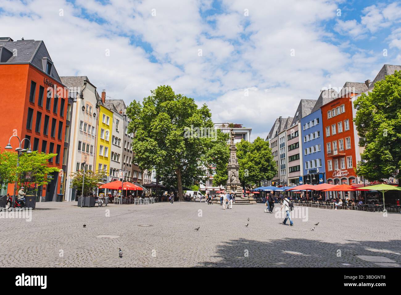 Lively historic town square hi-res stock photography and images - Alamy