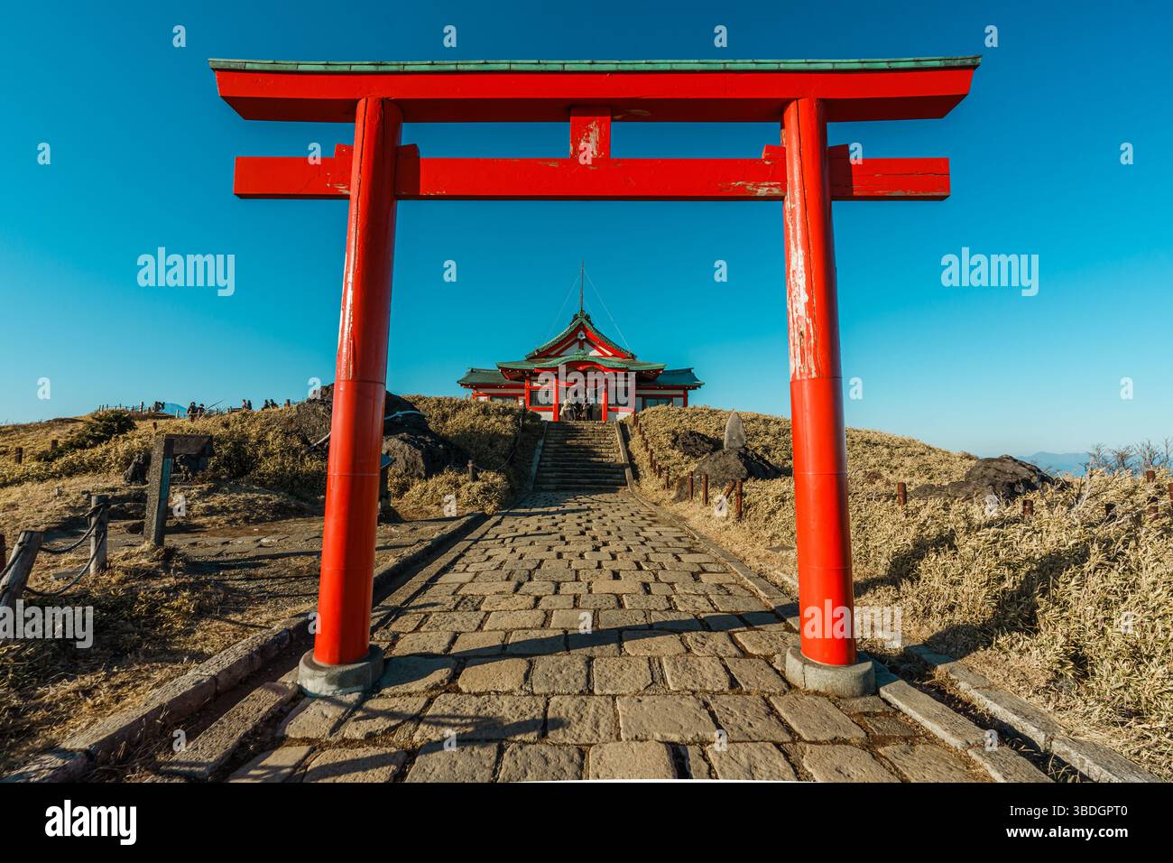 A red torii gate leads to the mountaintop Hakone Mototsumiya Shrine ...