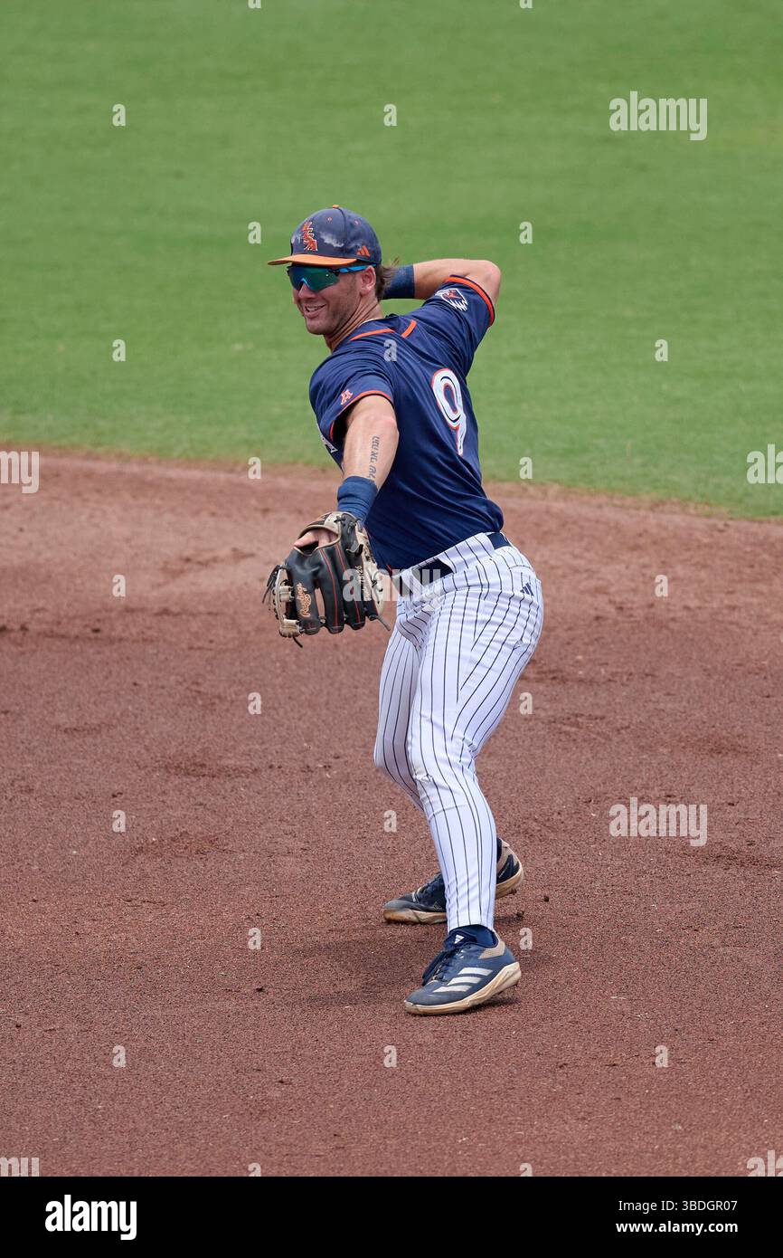 UTSA Roadrunners shortstop Ty Hodge (9) throws to first base during an ...