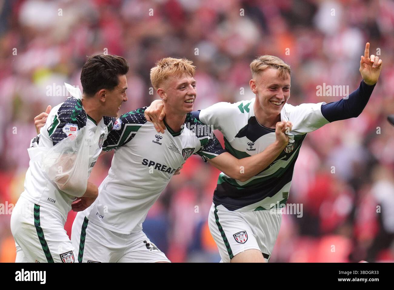 Sunderland's Luke O'Nien, Tom Watson and Harrison Jones celebrate ...