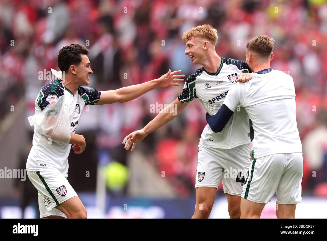 Sunderland's Luke O'Nien, Tom Watson and Harrison Jones celebrate ...