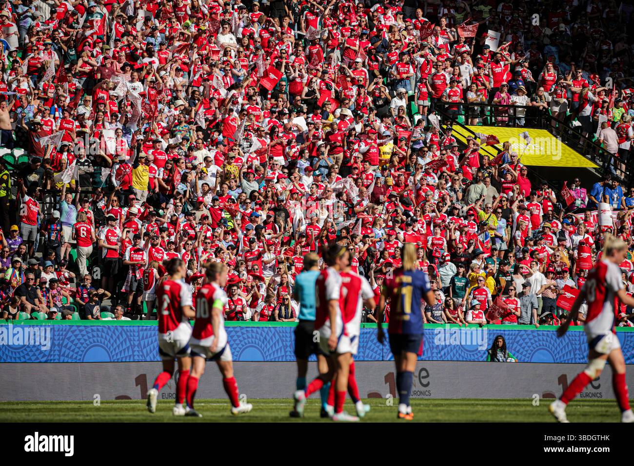 LISBON, PORTUGAL - MAY 24: fans of Arsenal WFC celebrate the first goal ...