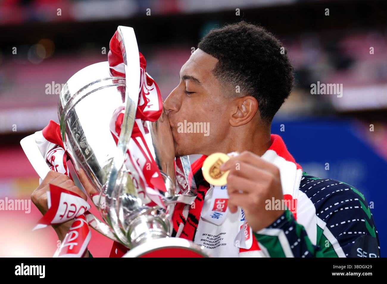 Sunderland's Jobe Bellingham kisses the trophy following the Sky Bet ...