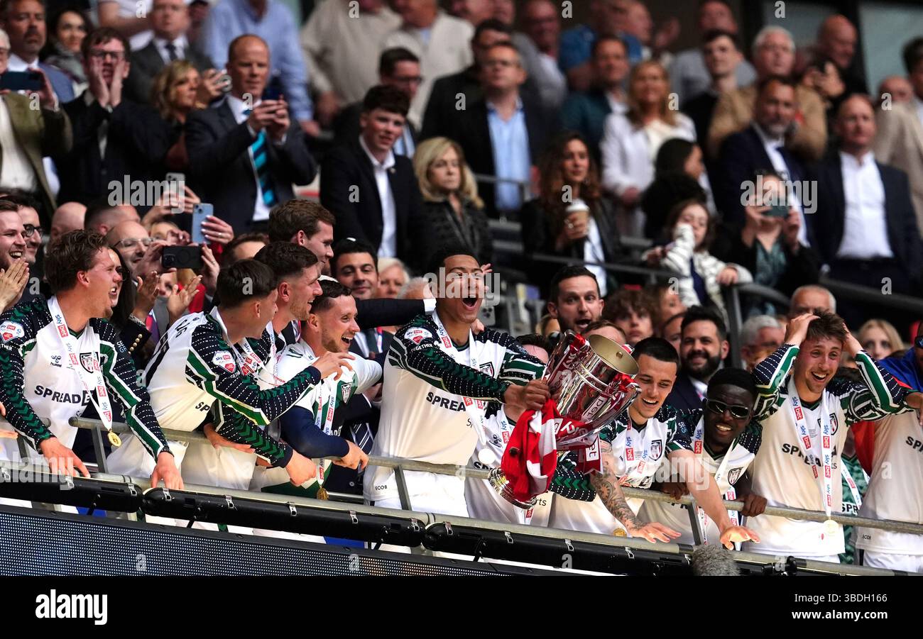 Sunderland's Jobe Bellingham lifts the trophy following the Sky Bet ...