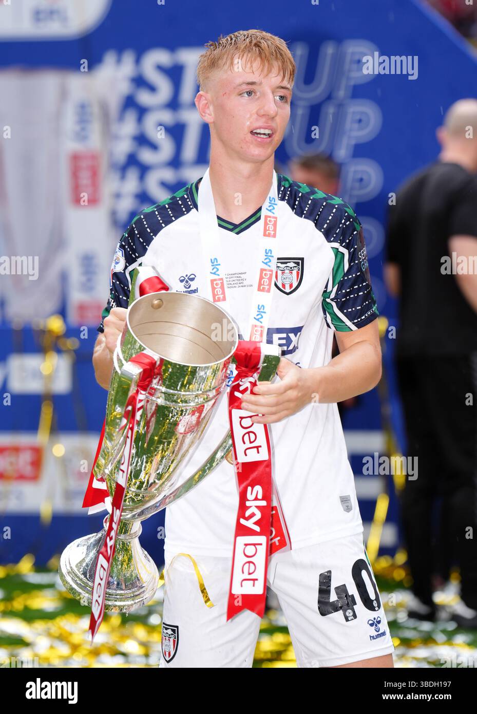 Sunderland's Tom Watson lifts the trophy following the Sky Bet ...