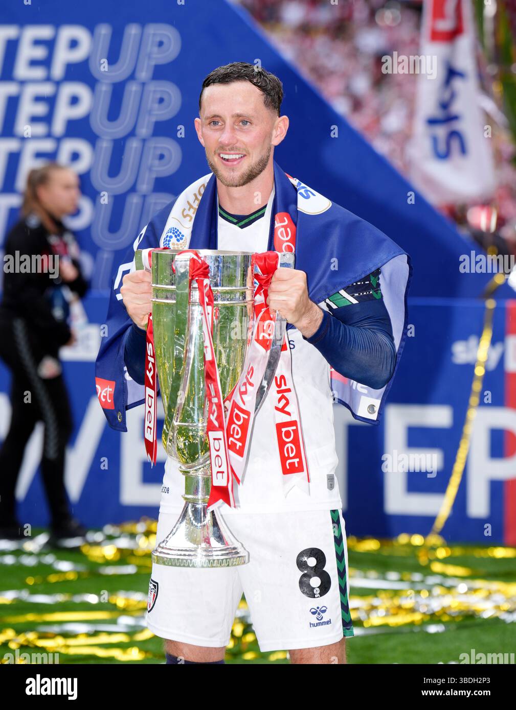 Sunderland's Alan Browne lifts the trophy following the Sky Bet ...