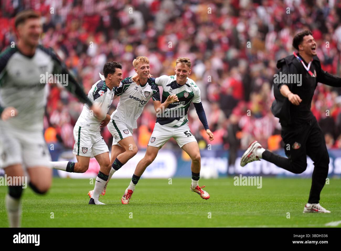 Sunderland's Luke O'Nien, Tom Watson and Harrison Jones celebrate ...