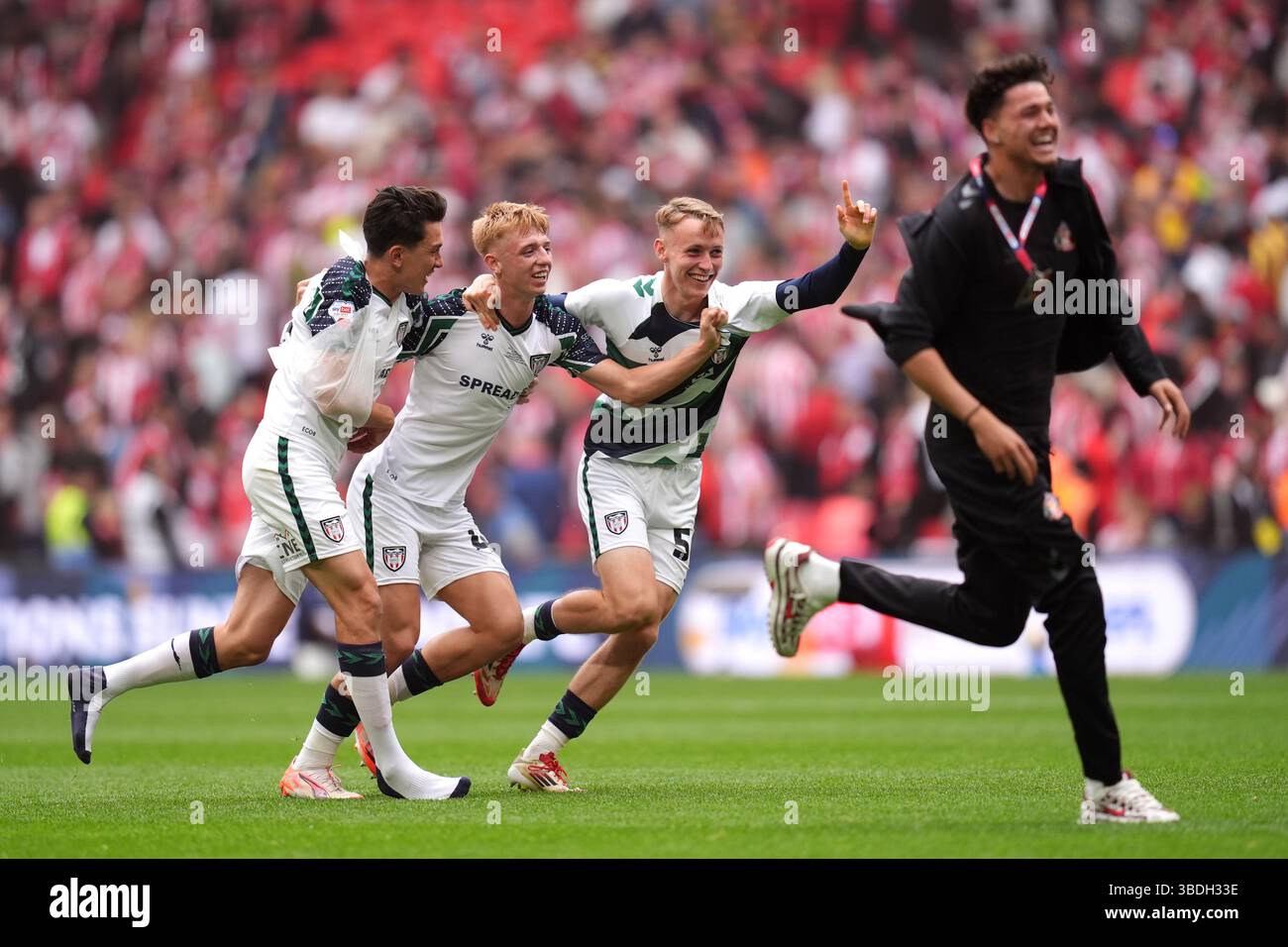 Sunderland's Luke O'Nien, Tom Watson and Harrison Jones celebrate ...