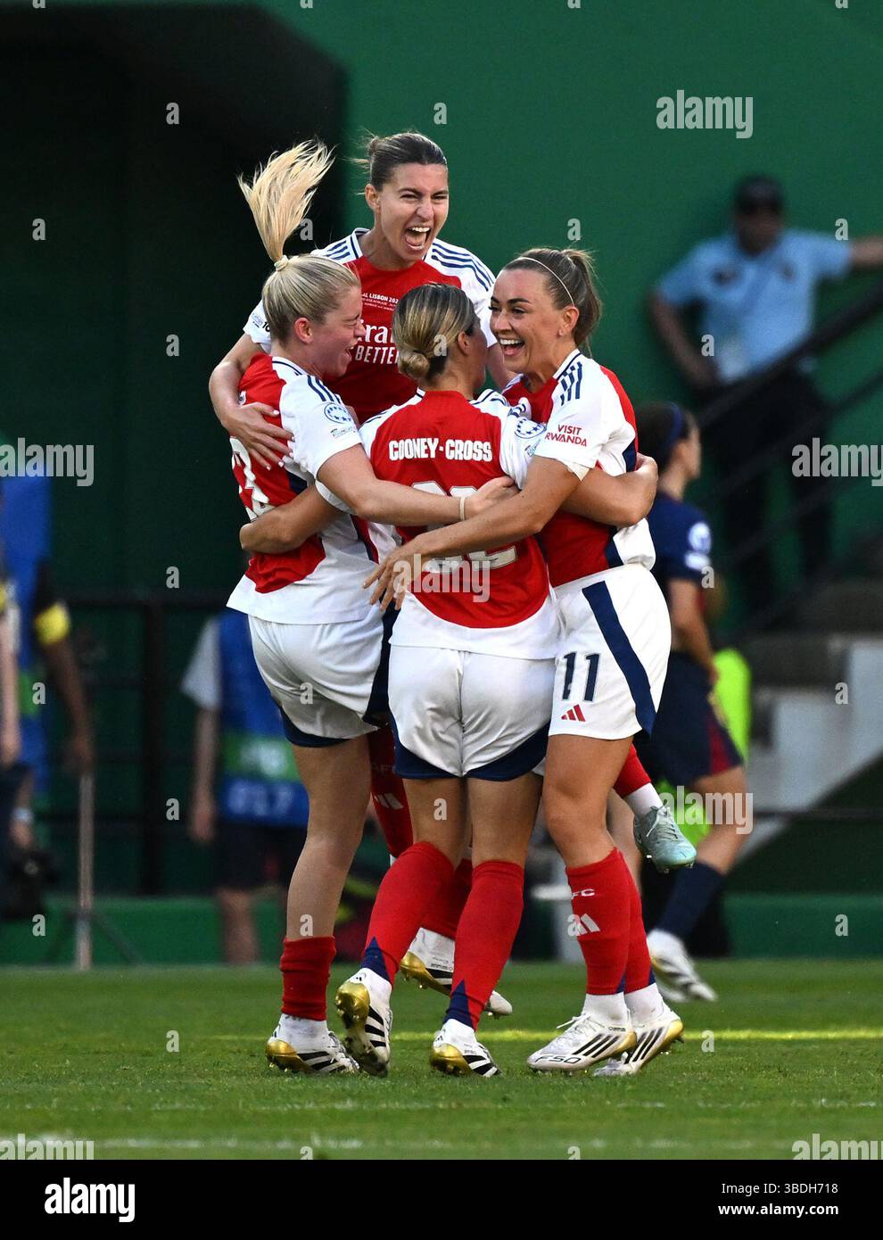 Arsenal players celebrate victory in the UEFA Women's Champions League ...