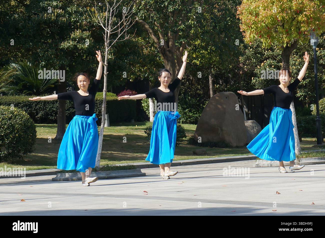 Chinese women dance synchronously in identical clothes (black jersey ...