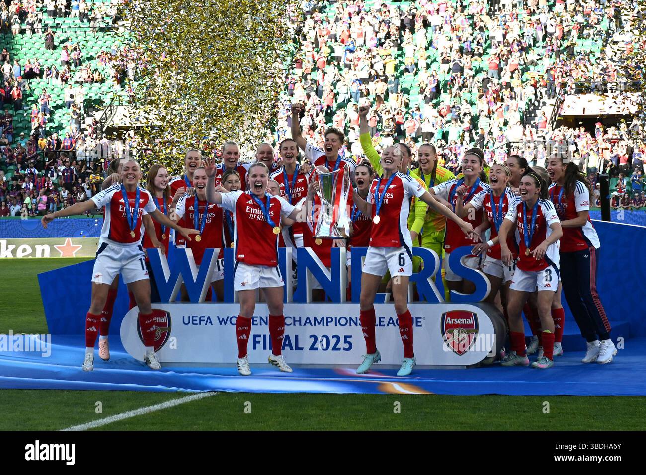 Arsenal's Kim Little and Leah Williamson lift the trophy with team ...