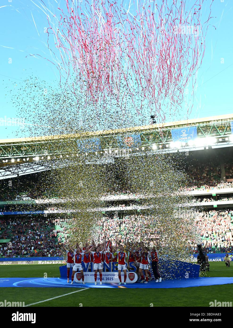 Arsenal's Kim Little and Leah Williamson lift the trophy with team ...
