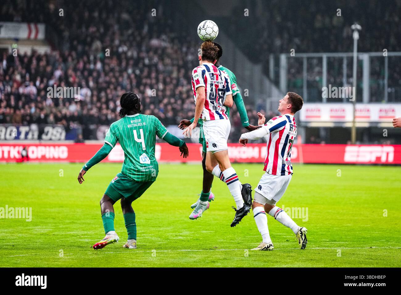 Tilburg - Jens Mathijsen of Willem II Kwame Tabiri of FC Dordrecht ...