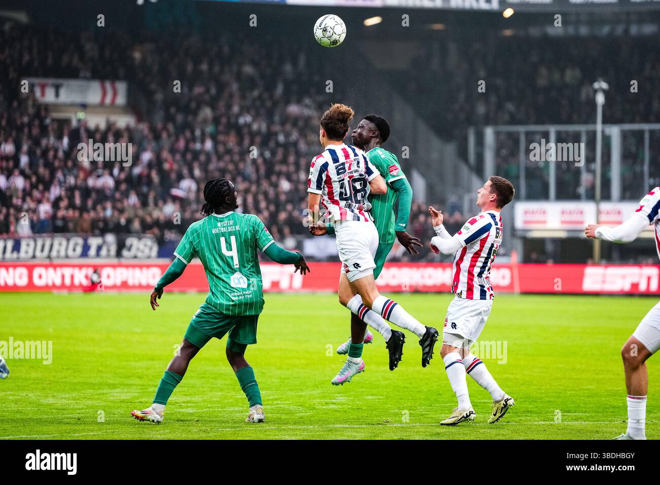 Tilburg - Jens Mathijsen of Willem II Kwame Tabiri of FC Dordrecht ...