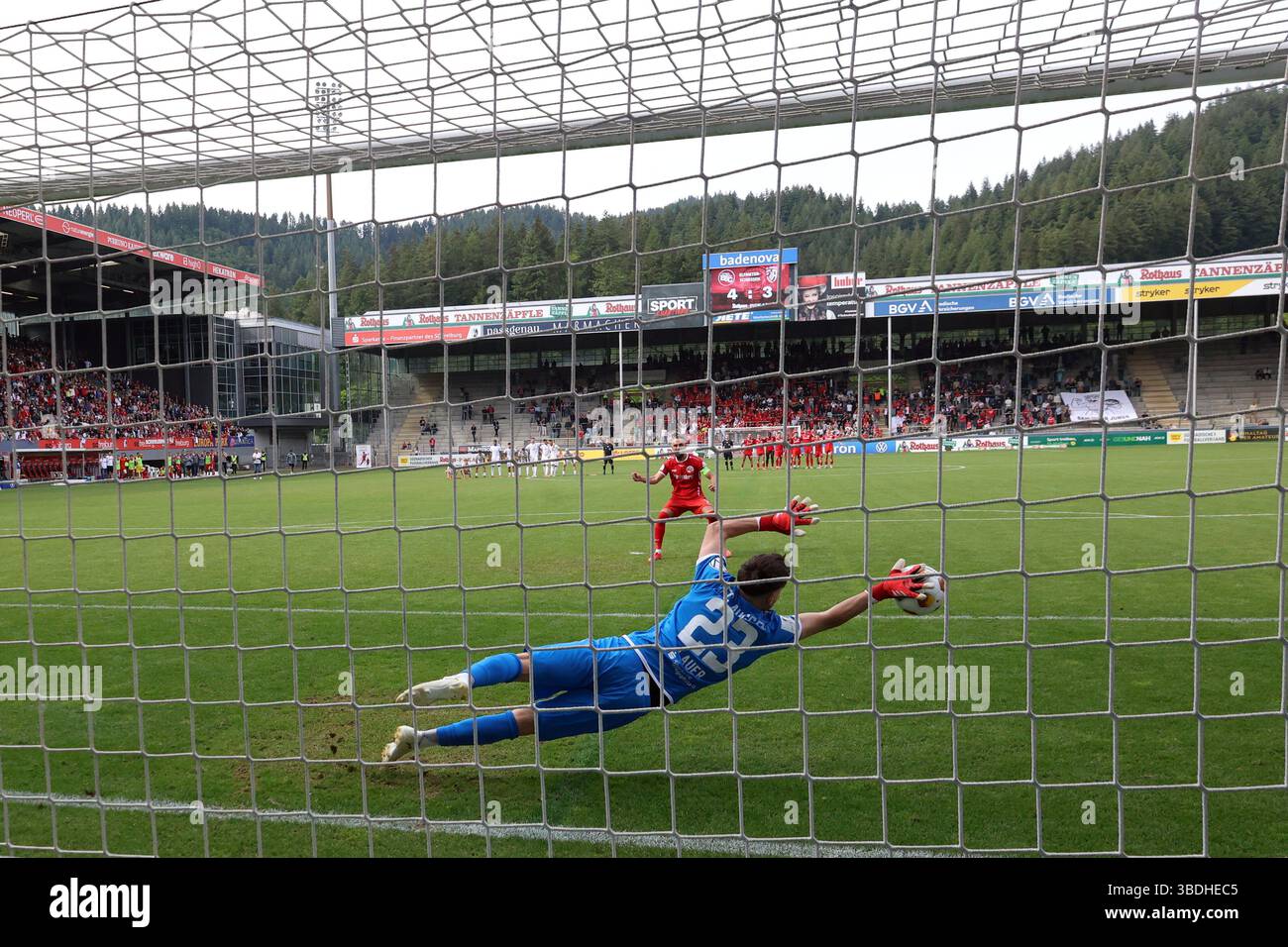 Freiburg, Deutschland. 24th May, 2025. Der entscheidende Elfmeter ...