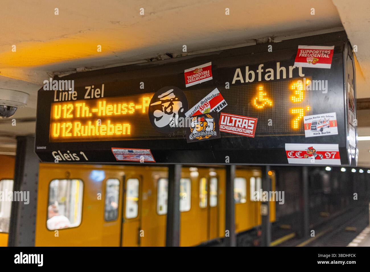 VfB Stuttgart Sticker in der U2 Bahnhof Zoologischer Garten ...