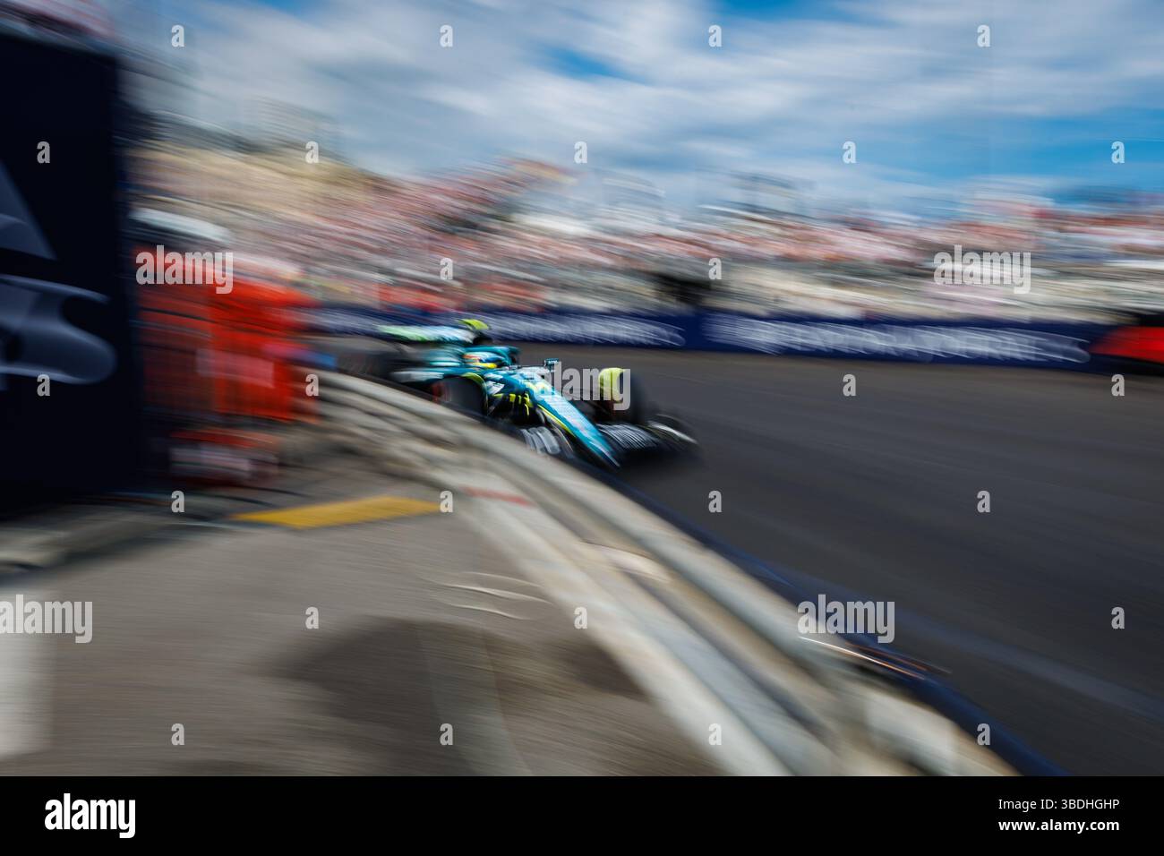 Fernando Alonso (Aston Martin Aramco Formula One Team, #14) mit Seinem ...