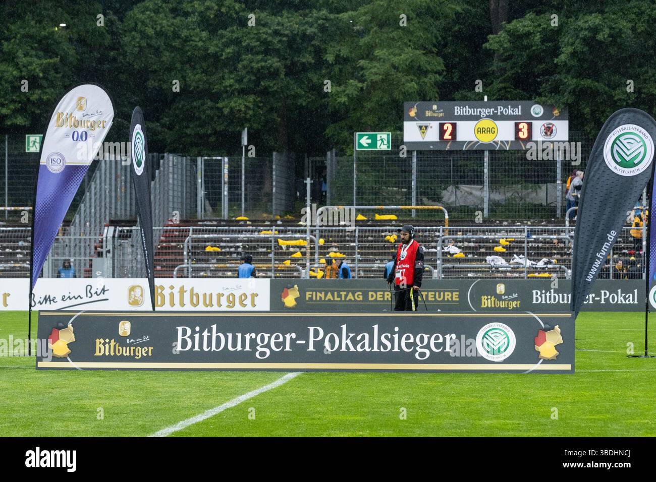 Leere Stehpl?tze auf dem Stadion, Fans von Alemannia Aachen nach dem Spiel, G?steblock ...