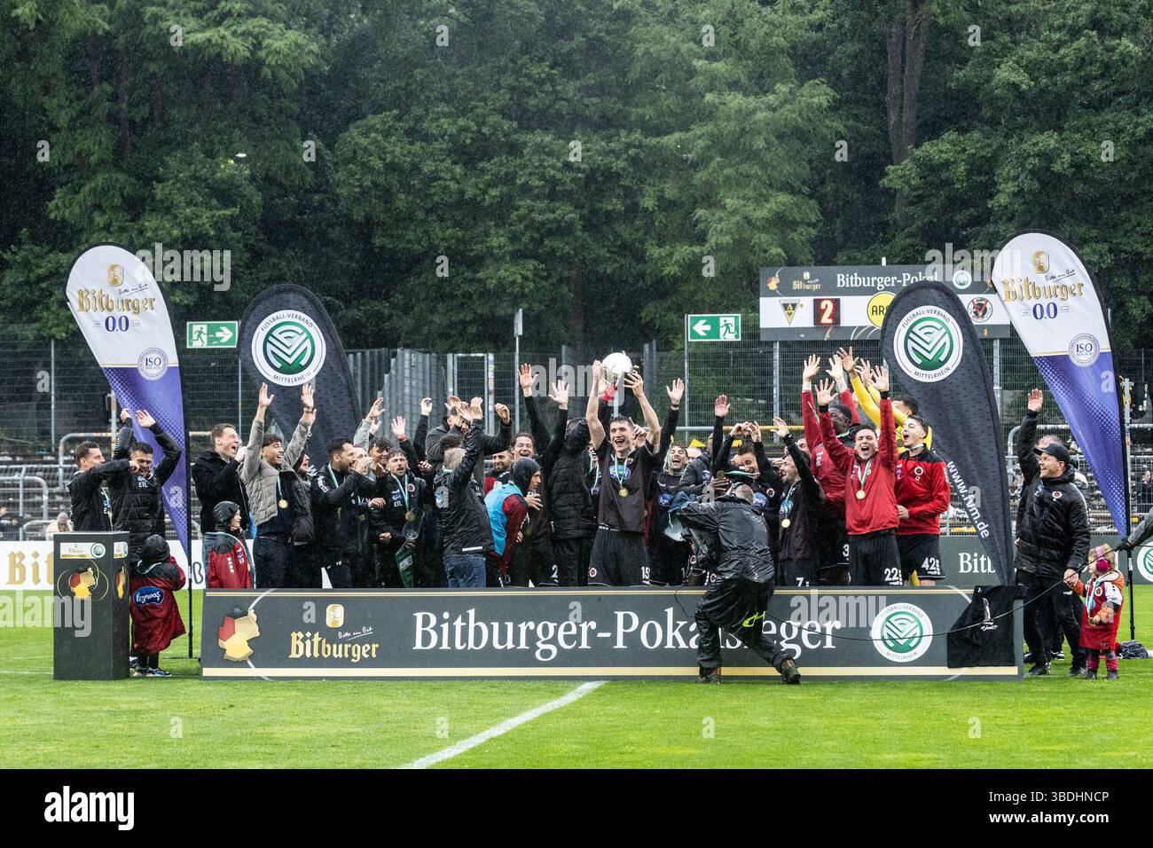 Viktoria K?ln, Siegerehrung nach dem Spiel. Viktoria K?ln mit dem Pokal. Bitburger-Pokalfinale ...
