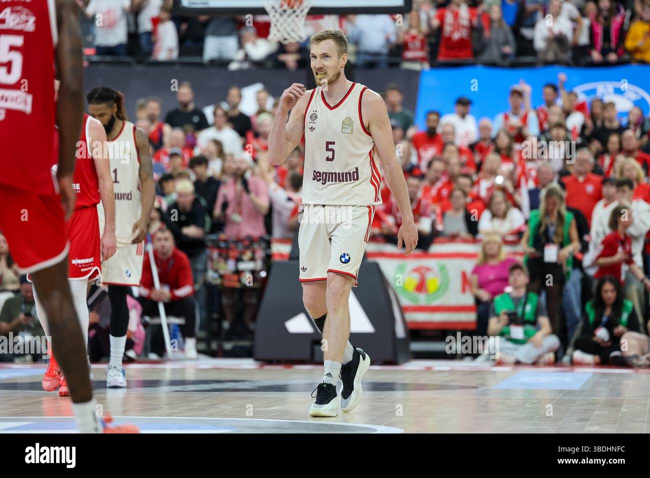 Muenchen, Deutschland. 24th May, 2025. Niels Giffey (FC Bayern ...