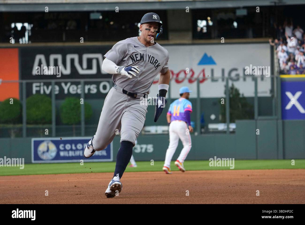 May 23 2025: New York right fielder Aaron Judge (99) runs to third ...