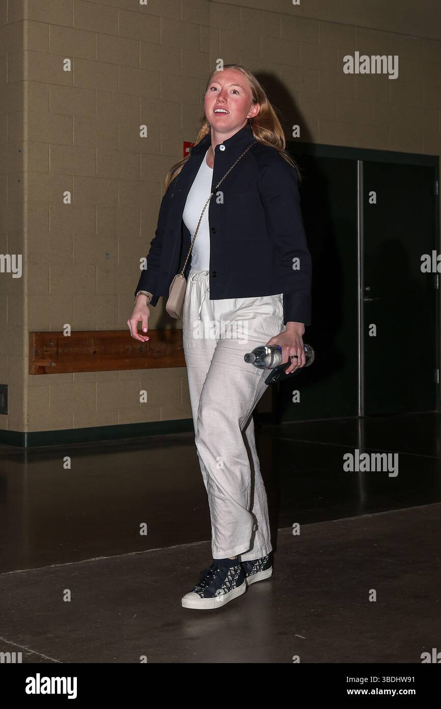 May 24th, 2025: Minnesota Frost forward Grace Zumwinkle (13) arrives ...