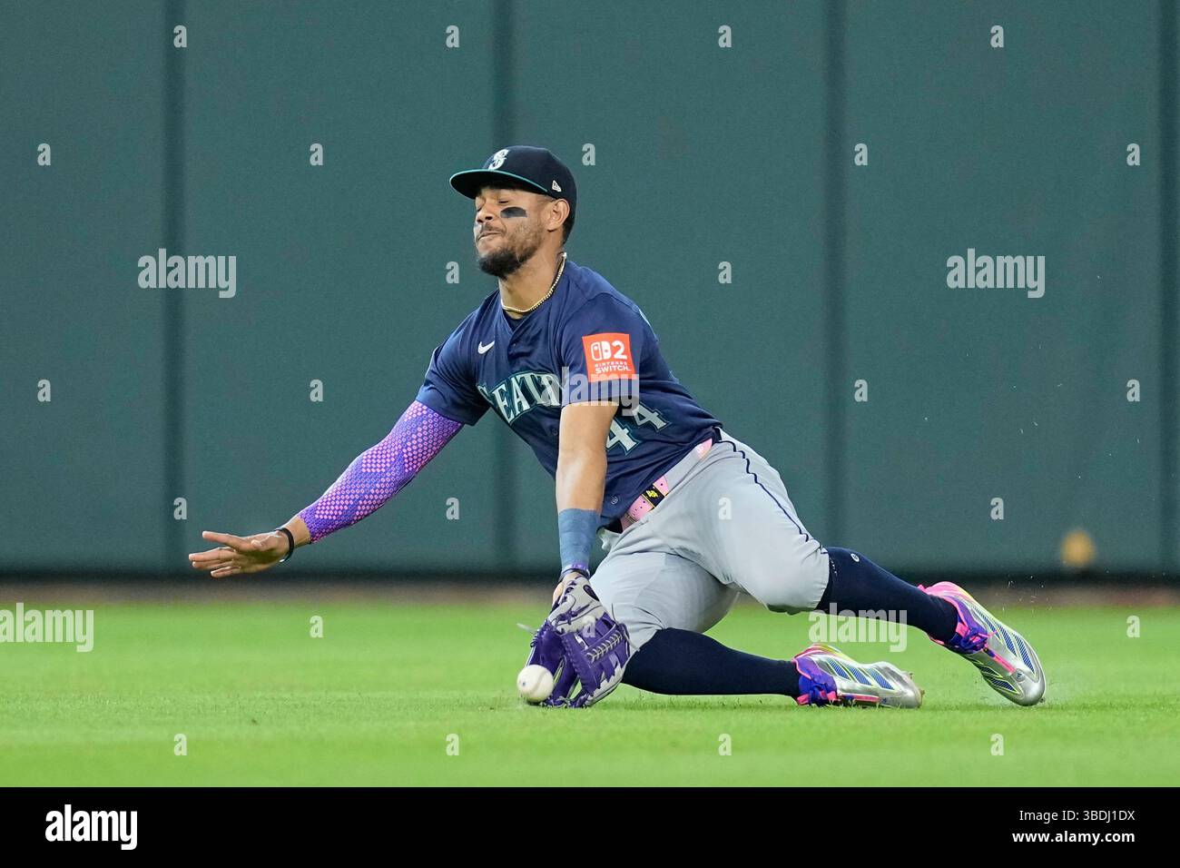 Seattle Mariners center fielder Julio Rodríguez tries to catch a single ...