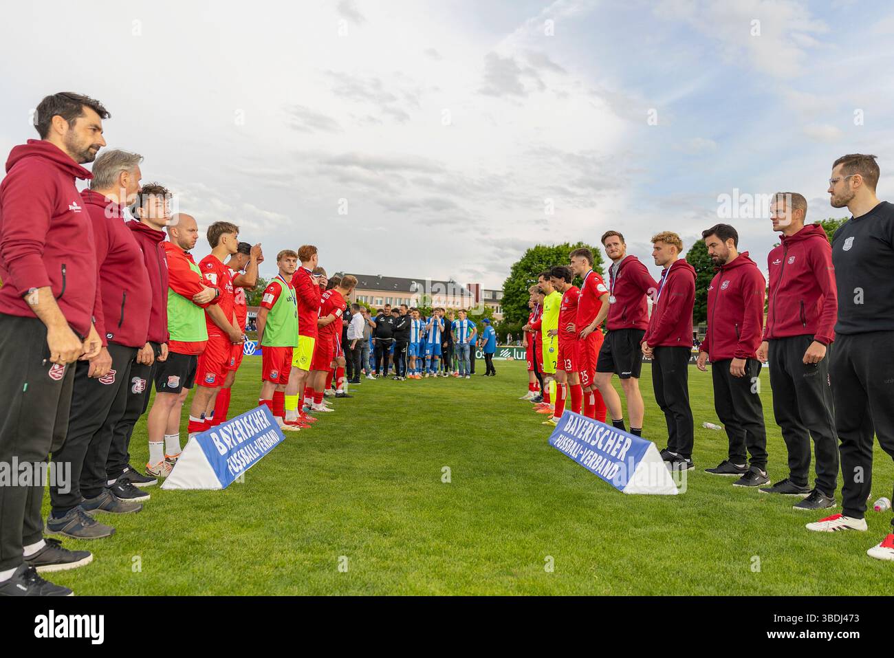 Die Spieler von Unterhachingen stehen Spalier f?r Illertissen 24.05. ...