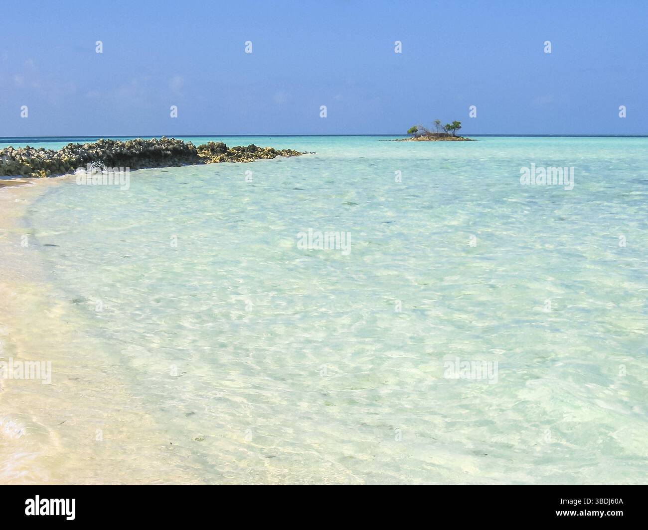Maldives, Indian Ocean. Turquoise water of the lagoon paradise. Rocks ...