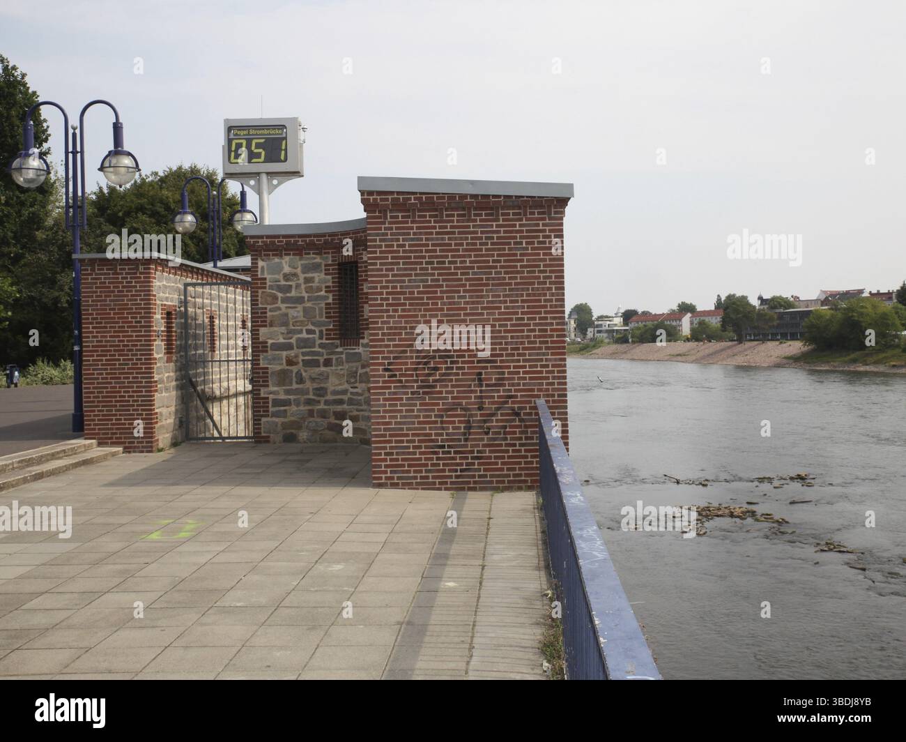 Elbe water level measuring point Magdeburg river bridge at low water ...