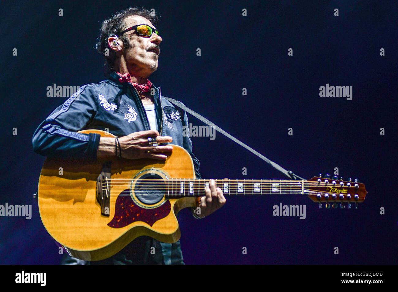 Scottish pop-rock band Simple Minds (Gordy Goudie, guitar), performing ...