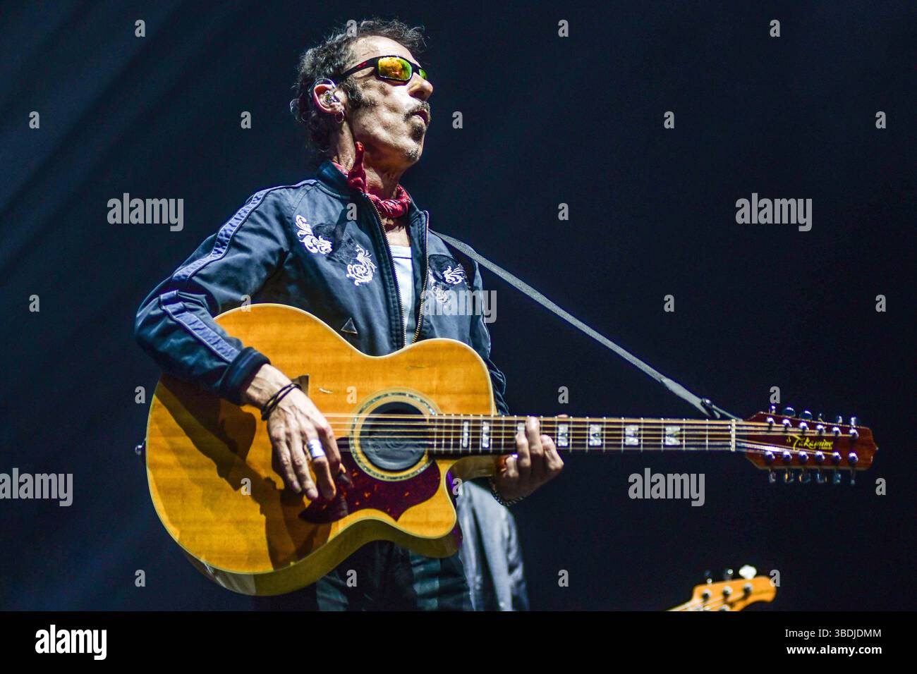 Scottish pop-rock band Simple Minds (Gordy Goudie, guitar), performing ...