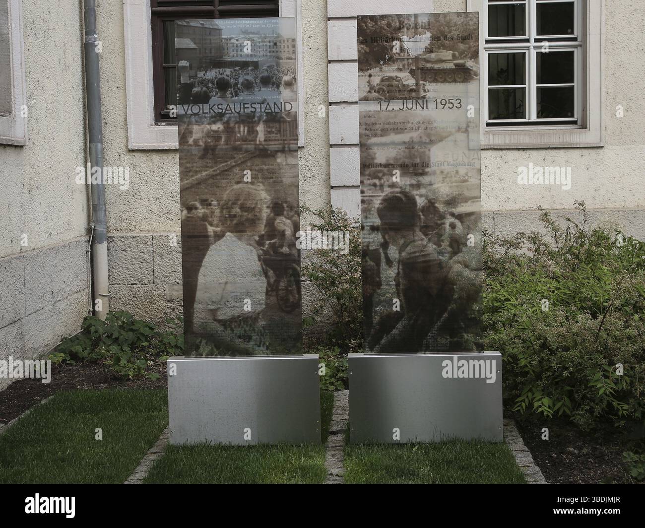 2 Gedenkstelen zur Erinnerung an den DDR-Volksaufstand 17.06.1953 vor ...