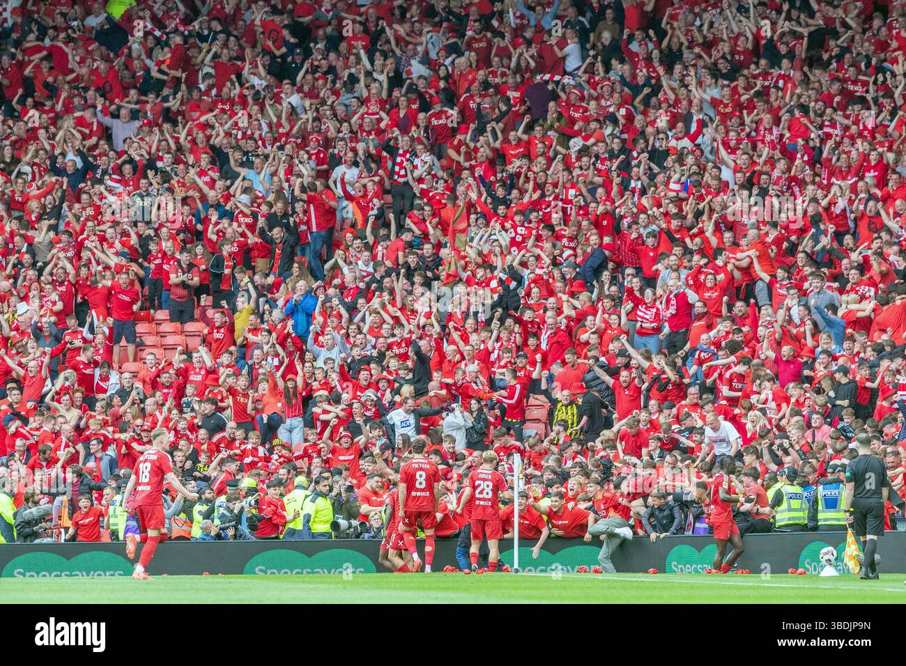 Scottish cup final aberdeen supporters hi-res stock photography and ...
