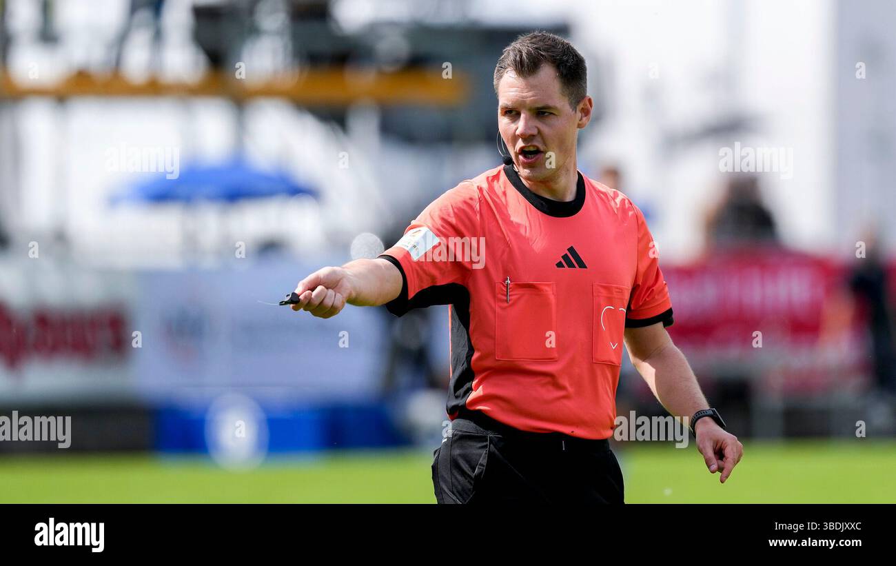 Lukas Heim (Schiedsrichter), gibt Anweisungen, gestikuliert, mit den Armen gestikulieren ...