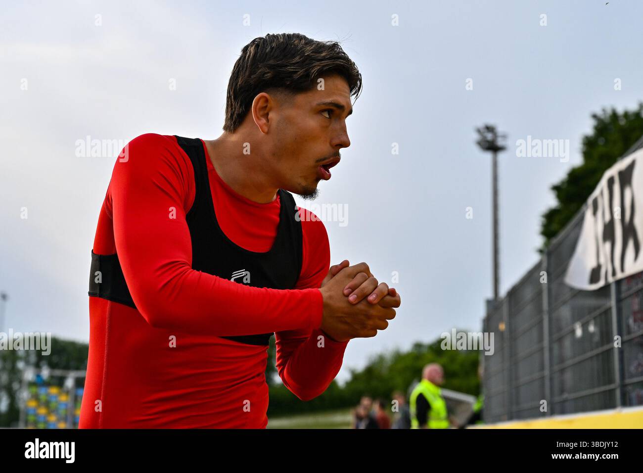 Illertissen, Deutschland. 24th May, 2025. Die Spieler der Hachinger ...