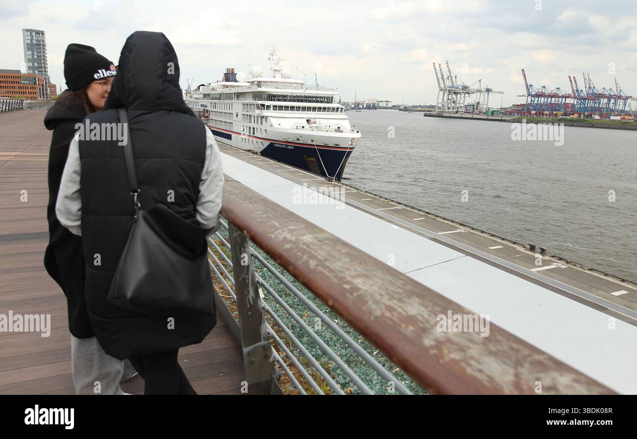 Zwei Frauen stehen dick eingepackt bei Hamburger Schietwetter auf der Aussichtsplattform vom ...