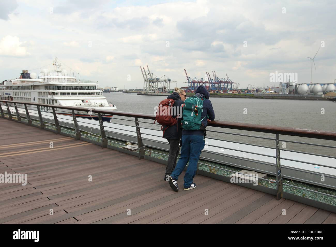 Zwei Passanten stehen dick eingepackt bei Hamburger Schietwetter auf der Aussichtsplattform vom ...