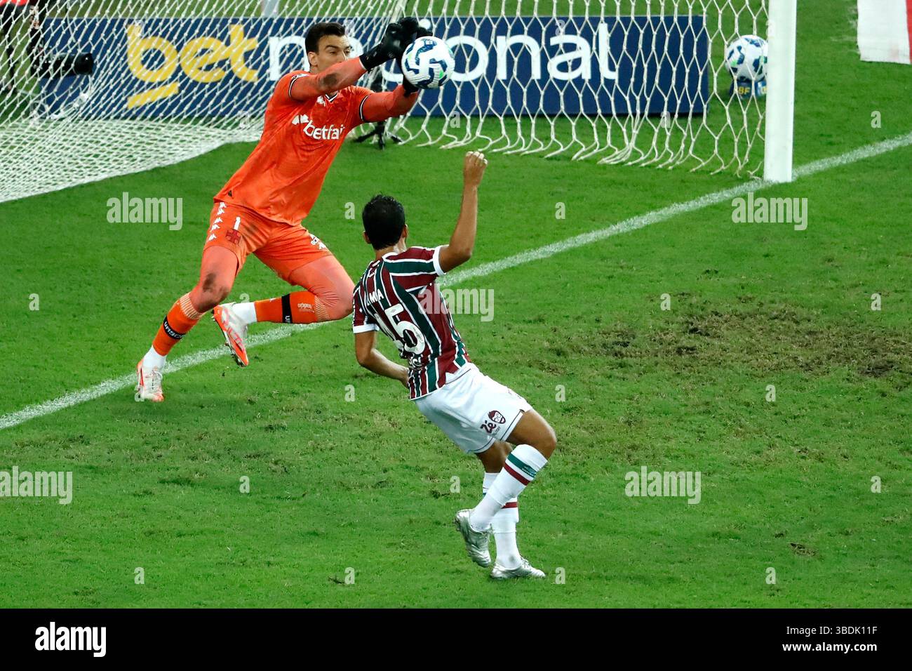 Rio de Janeiro, Brazil. 24th May, 2025. Lima of Fluminense and goalkeeper Leo Jardim of Vasco da ...