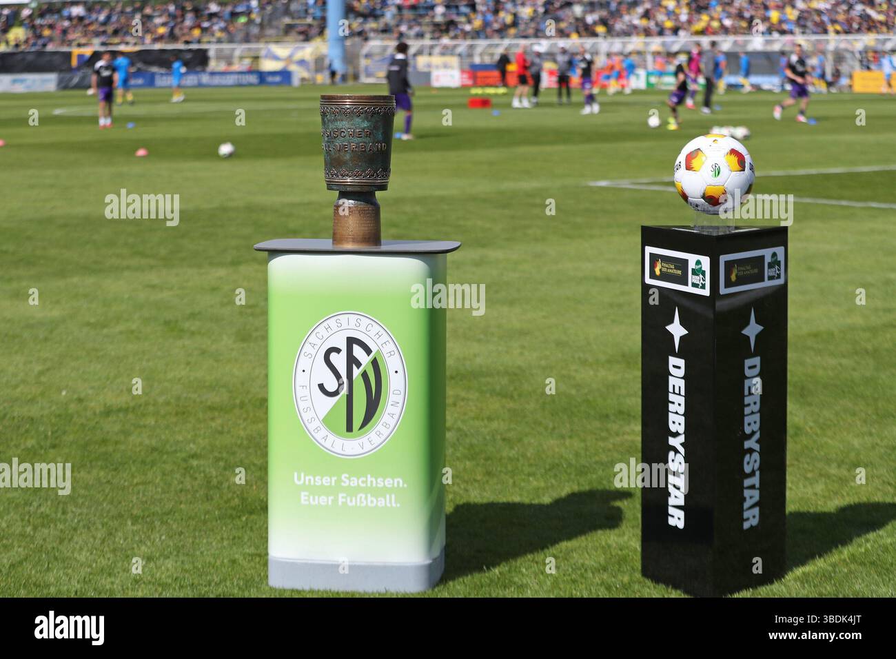Der Pokal des S?chsischen Fu?ball-Verbandes neben dem offiziellen ...