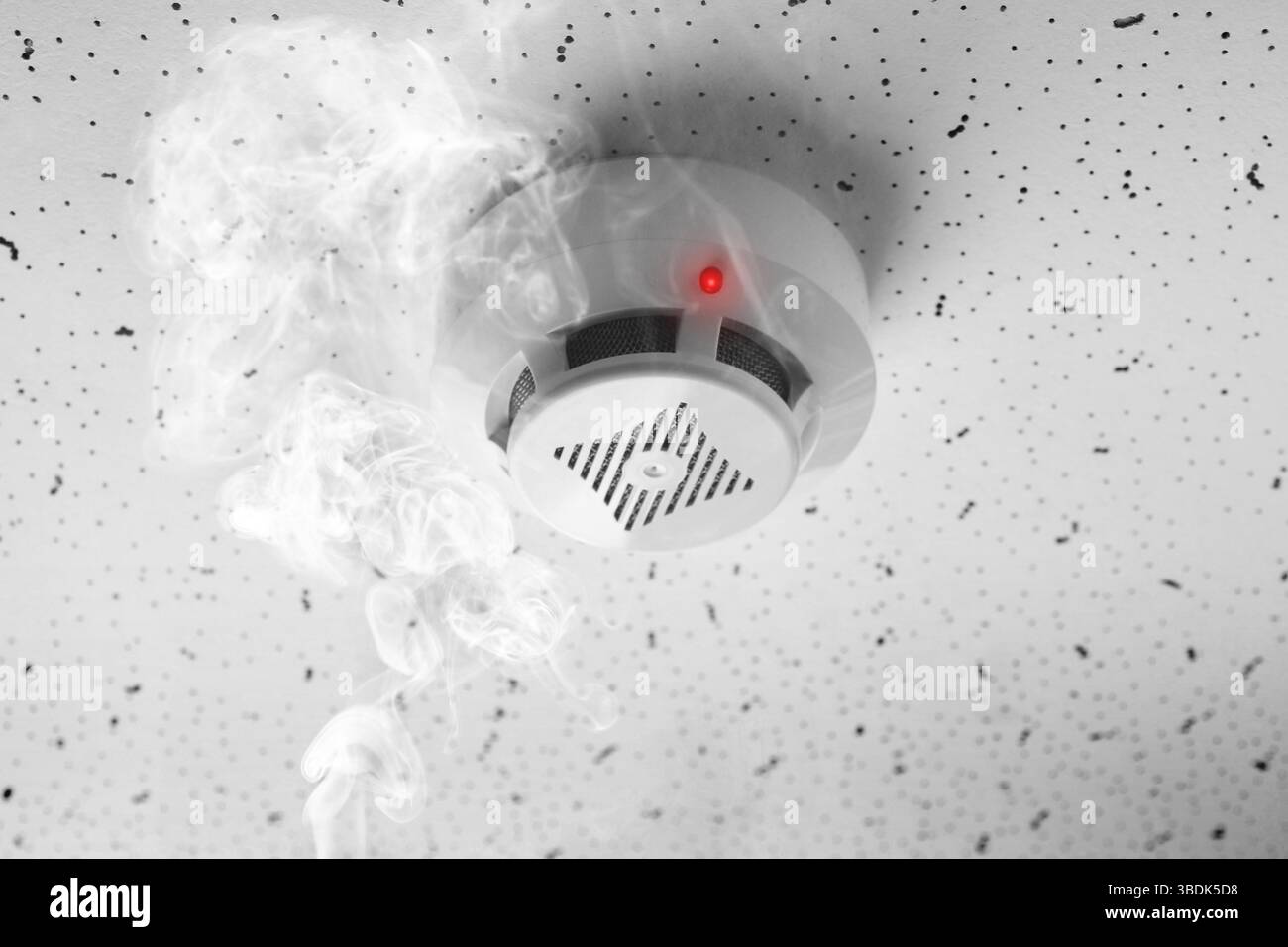 Smart smoke detector home hi-res stock photography and images - Alamy