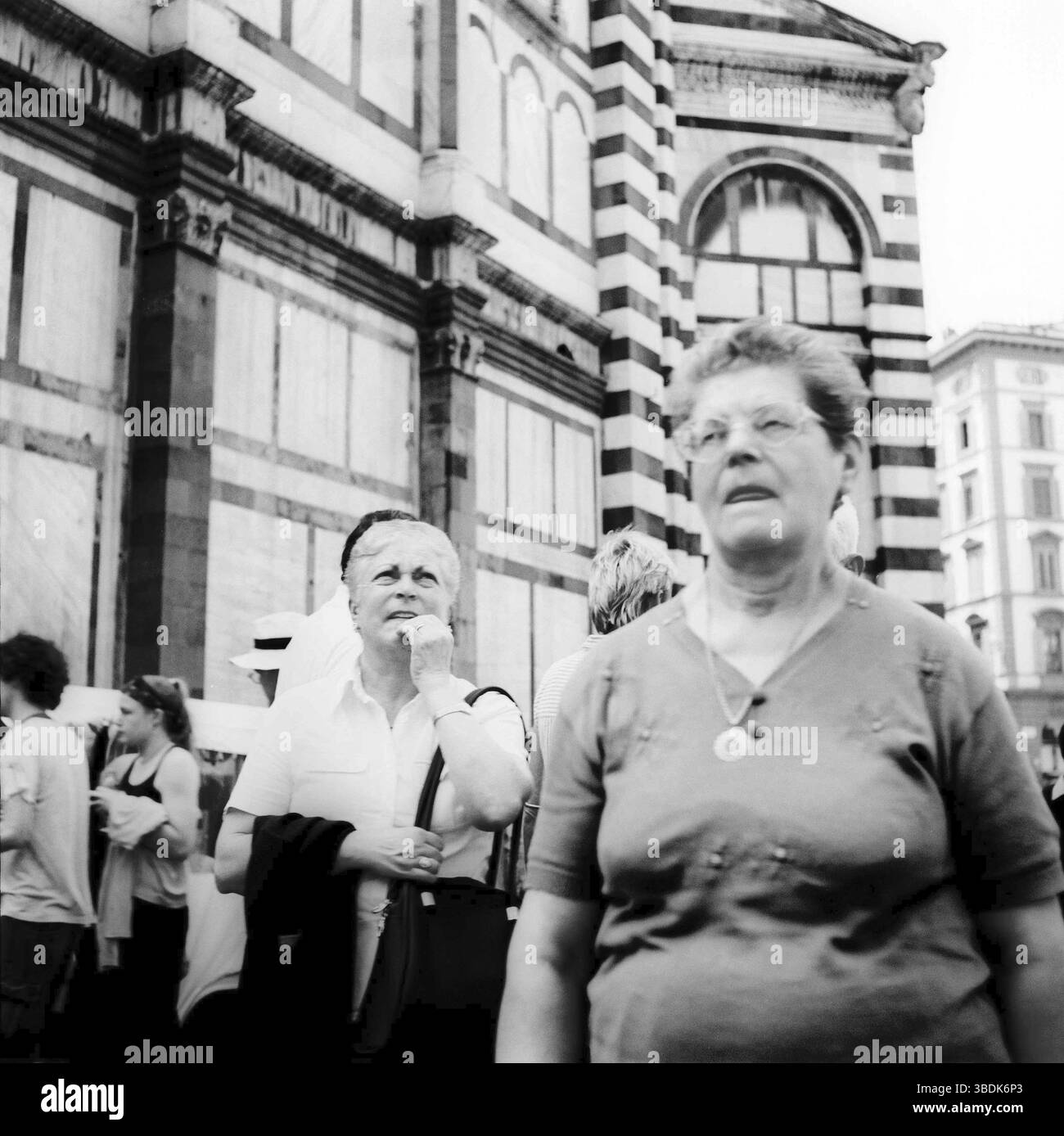 Tourist in front of cathedral, Il Duomo, Florence, Tuscany, Italy ...