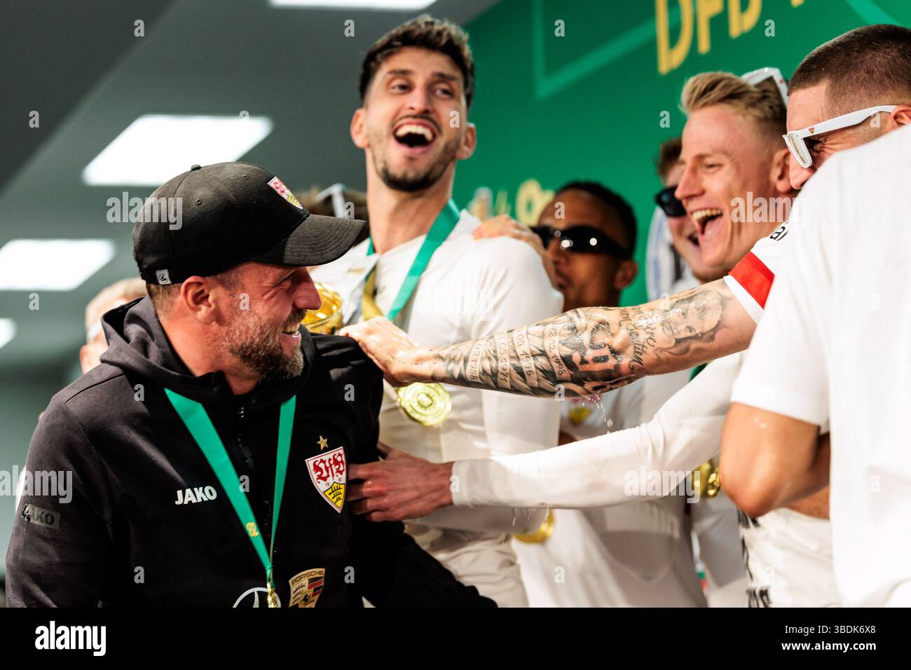 Sebastian Hoene? (Cheftrainer VfB Stuttgart) Sekt-Bierdusche w?hrend ...