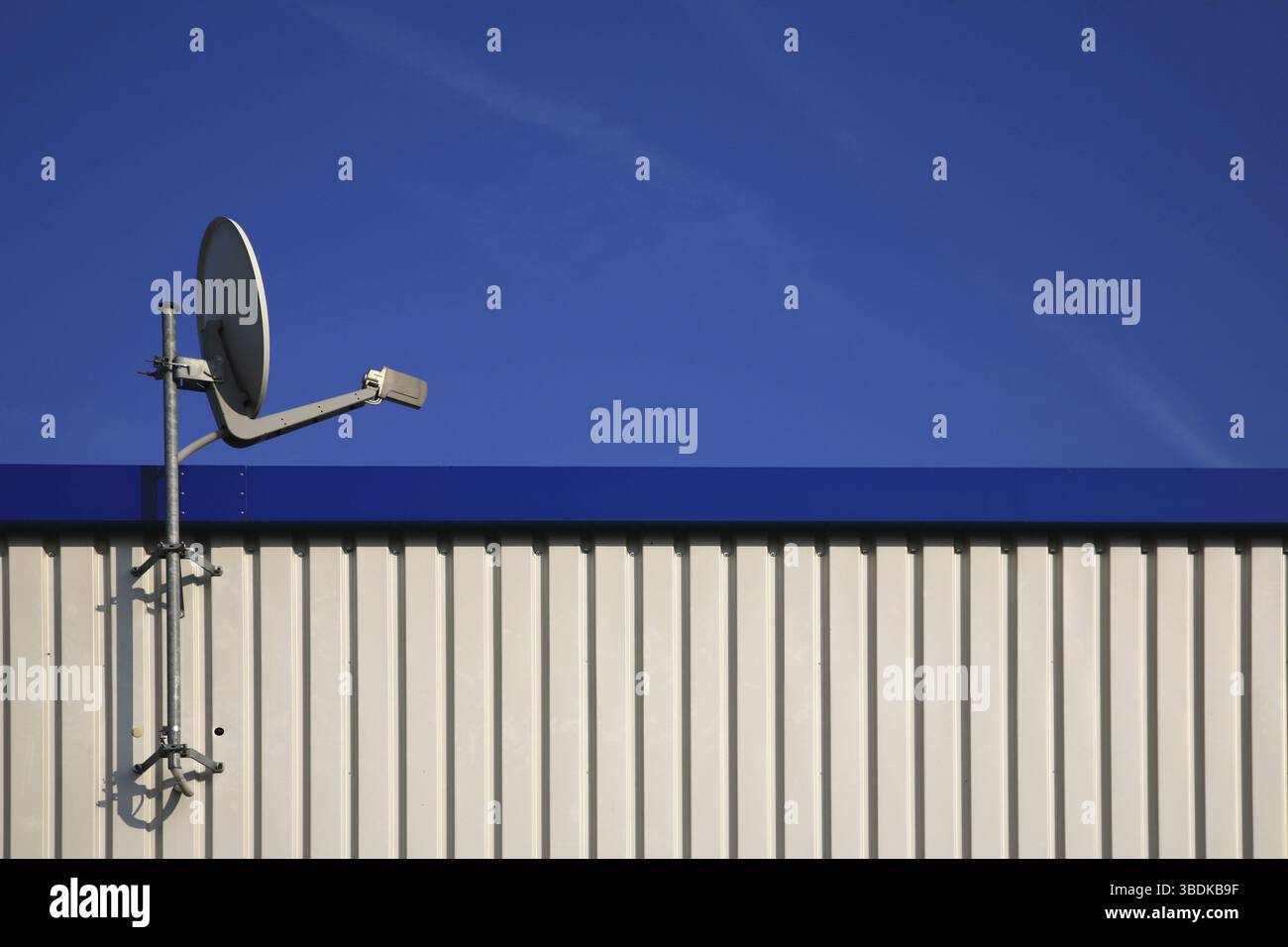 Media dish hi-res stock photography and images - Alamy