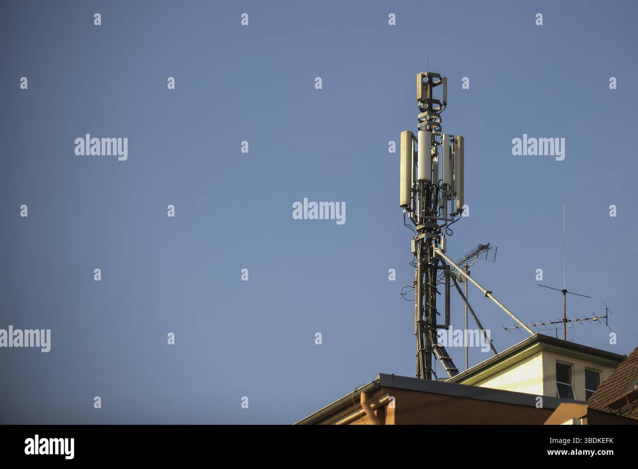 Mobile phone mast, cell tower Stock Photo - Alamy